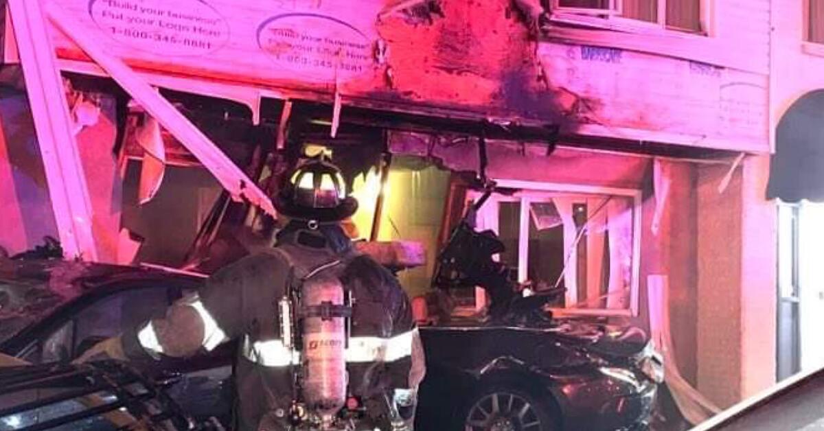 Breaking Car Crashes Into House On Thanksgiving Morning In Newarks